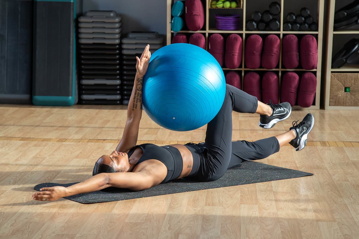 Die Vorteile der Dead Bug-Übung – erklärt von Expert:innen. Nike AT